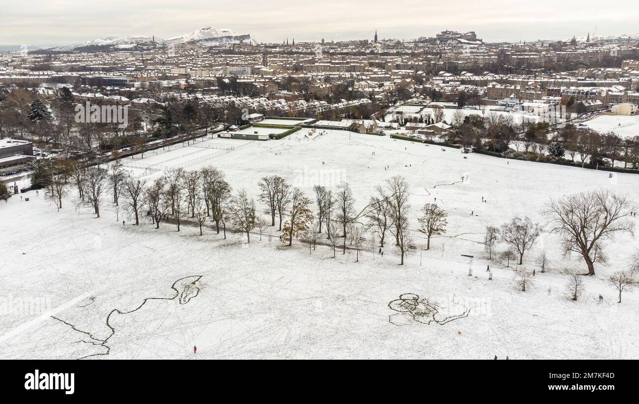 Aerial views of a snowfell Edinburgh from Inverleith park. The city is ...