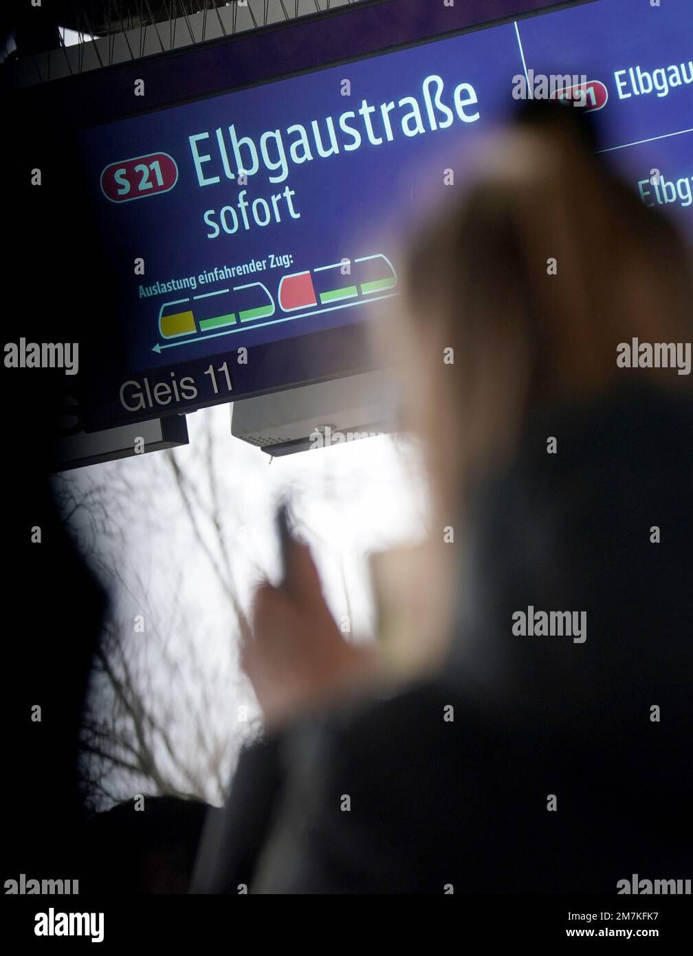 Hamburg, Germany. 10th Jan, 2023. The real-time occupancy display for the cars of the S-Bahn S21 ...