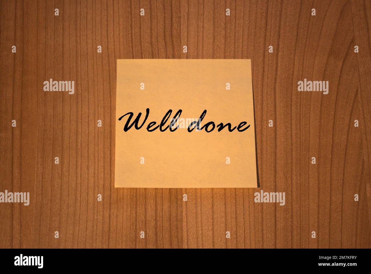 Post-it note message Well done on wooden Background Stock Photo - Alamy