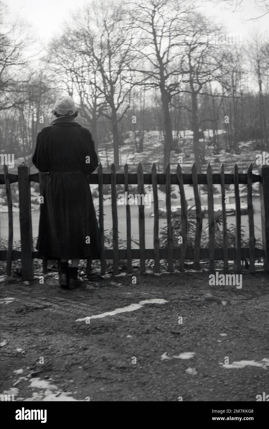 1950s, historical, view from behind, a young lady wearing a long ...