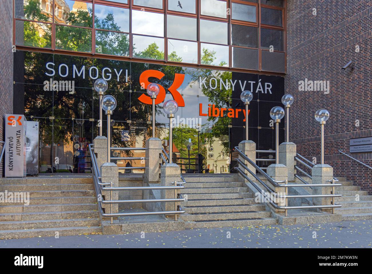 Open university building exterior hi-res stock photography and images ...
