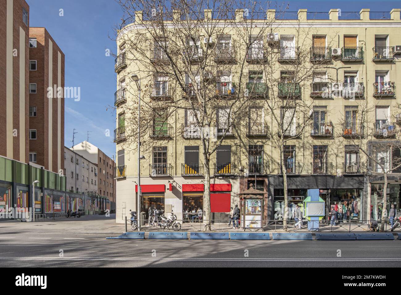 Apartment building, street level hi-res stock photography and images ...