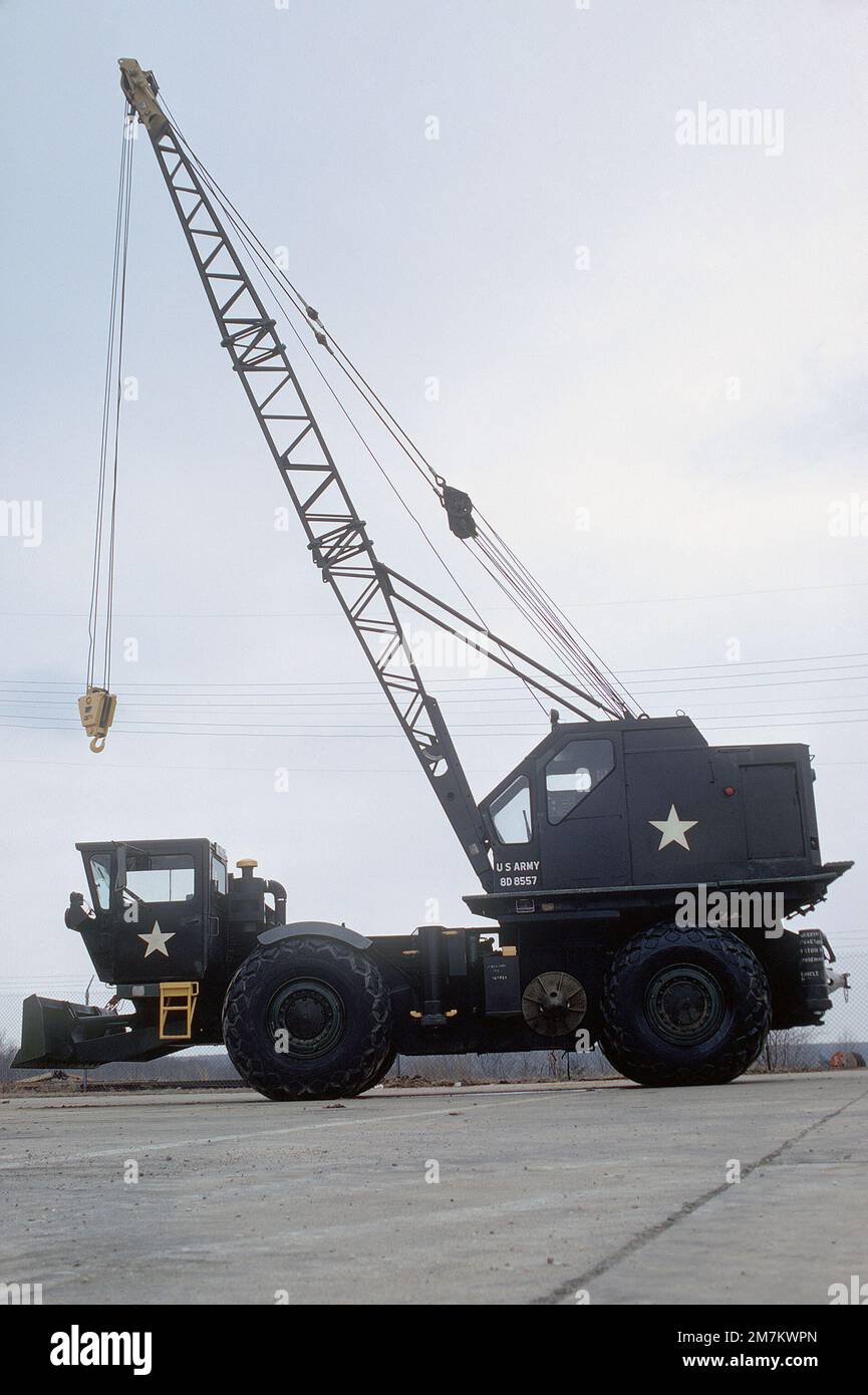 A US Army truck mounted crane. Country: Unknown Stock Photo - Alamy