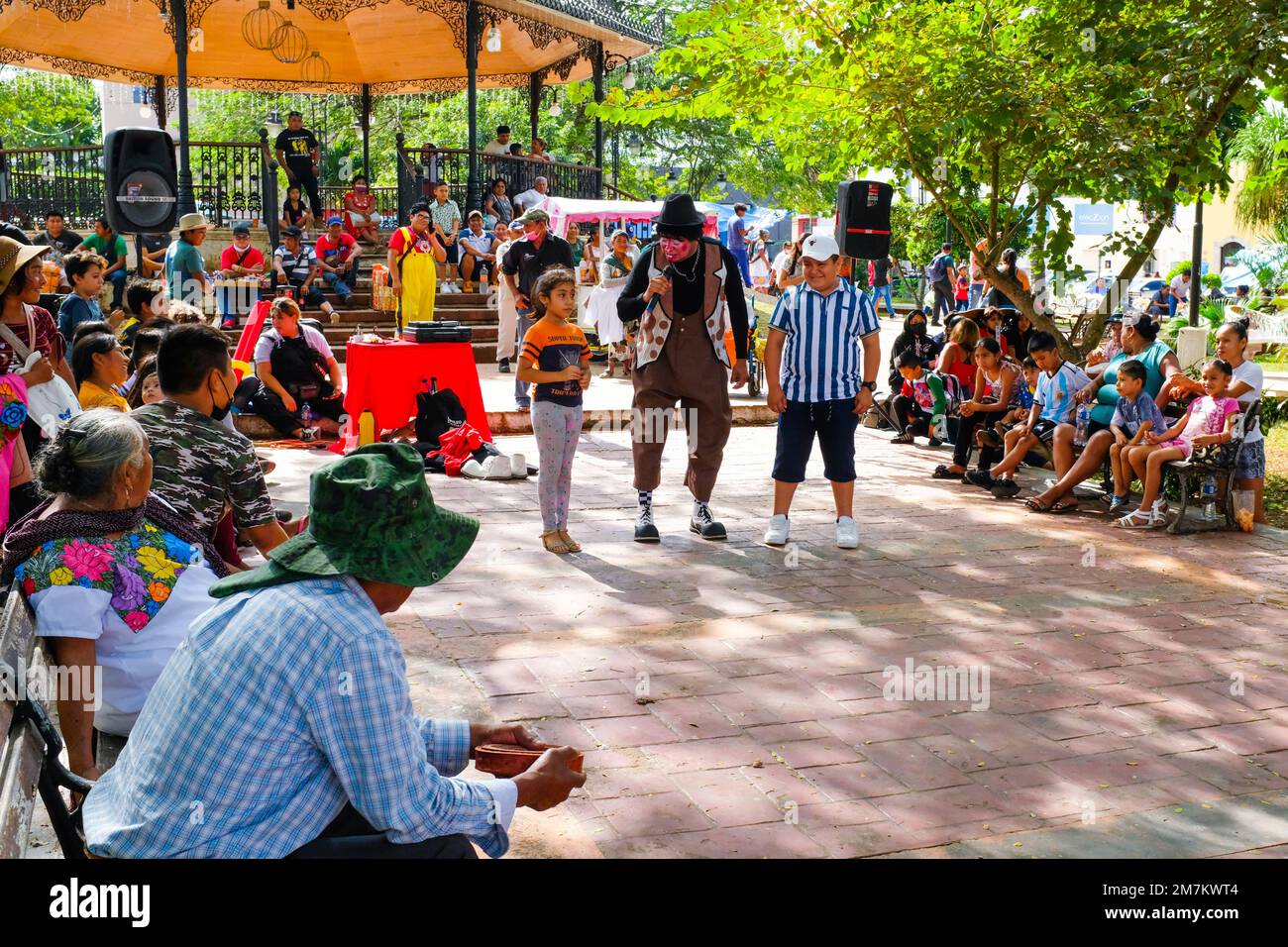 Clown entertaining children at the main plaza in Tizimin, Yucatan ...