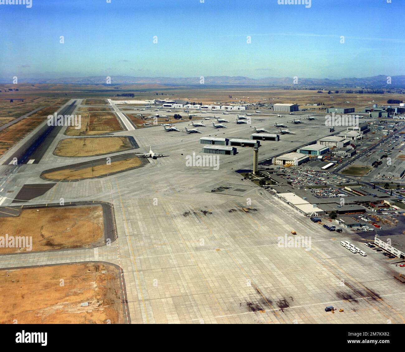 Flight line travis air hi-res stock photography and images - Alamy