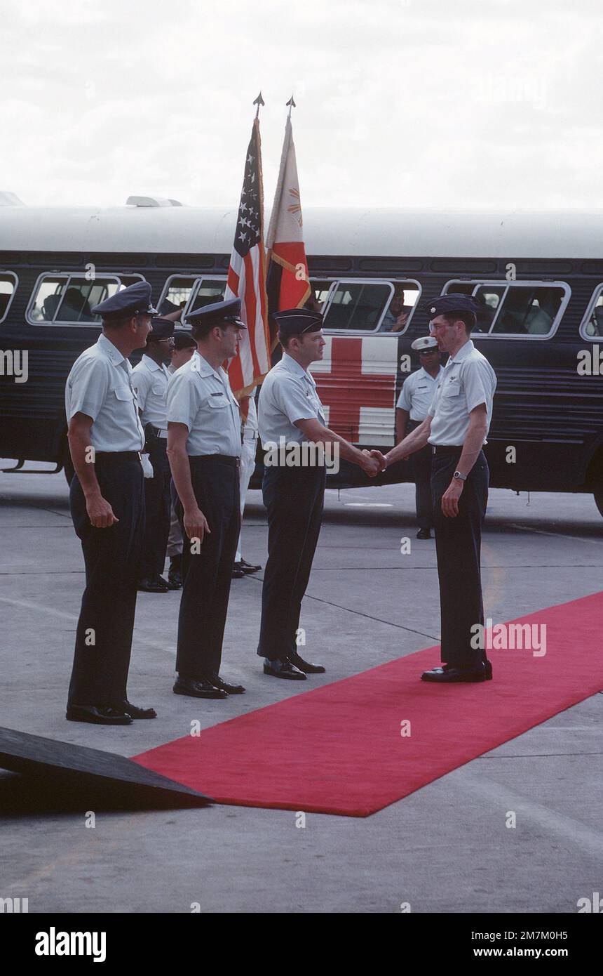 Former POW and U.S. Air Force COL David Burnett Hatcher shakes hands ...