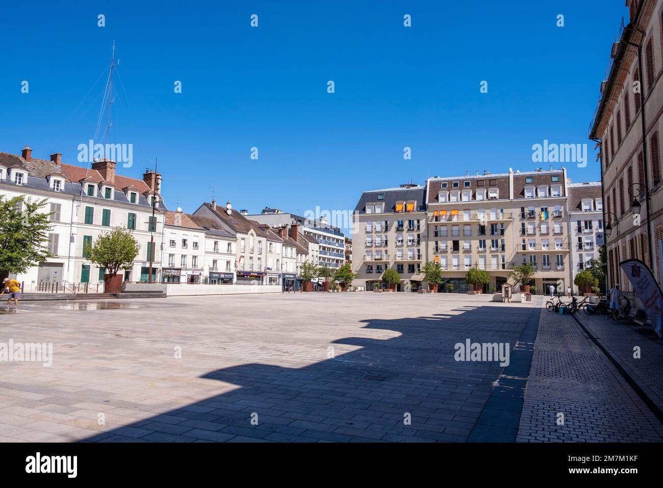 Fontainebleau (Paris area, France): "place du marche" square in the ...