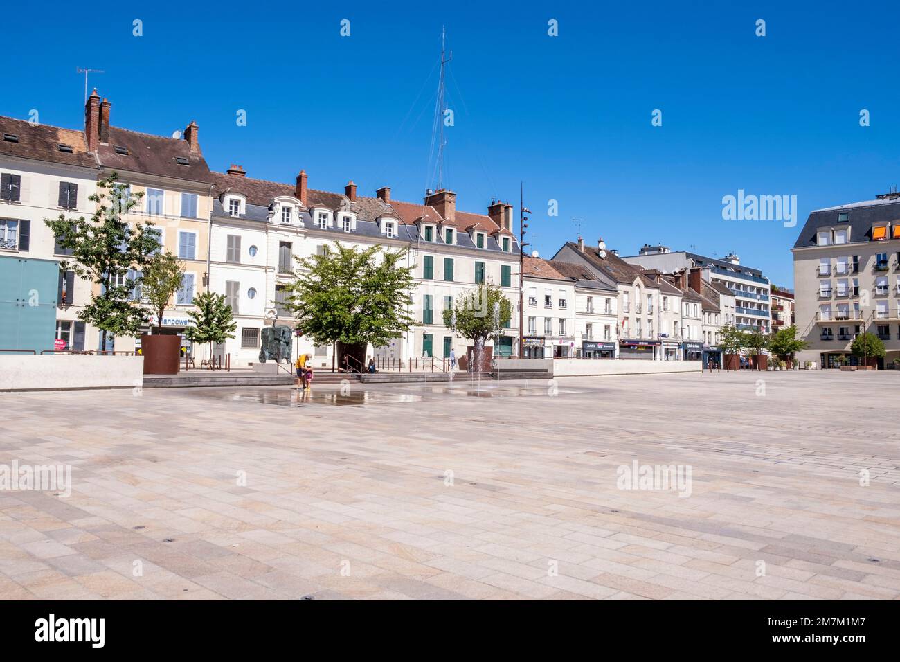 Fontainebleau (Paris area, France): "place du marche" square in the ...