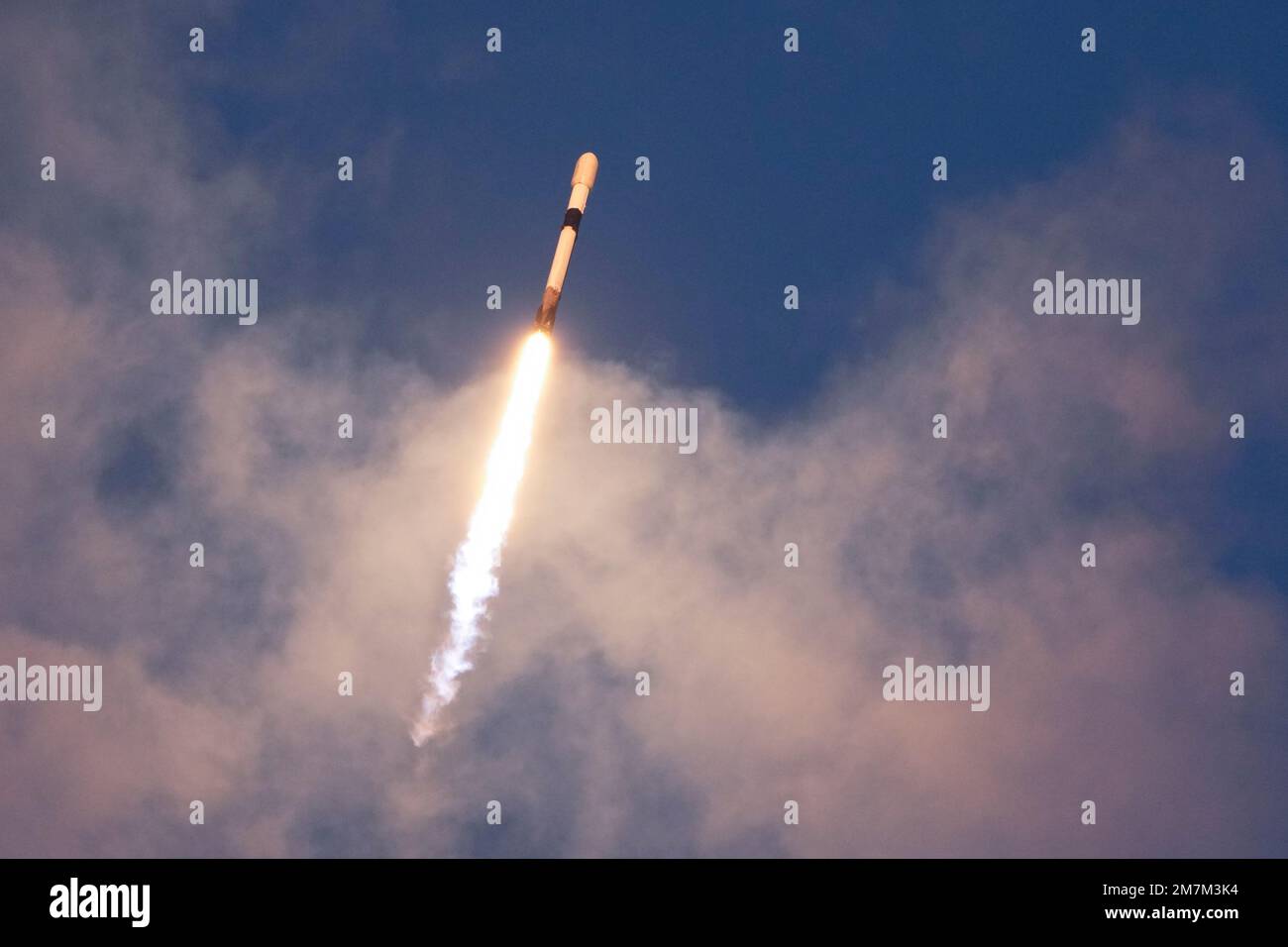 A SpaceX Falcon 9 rocket, with a payload of 40 satellites for OneWeb ...