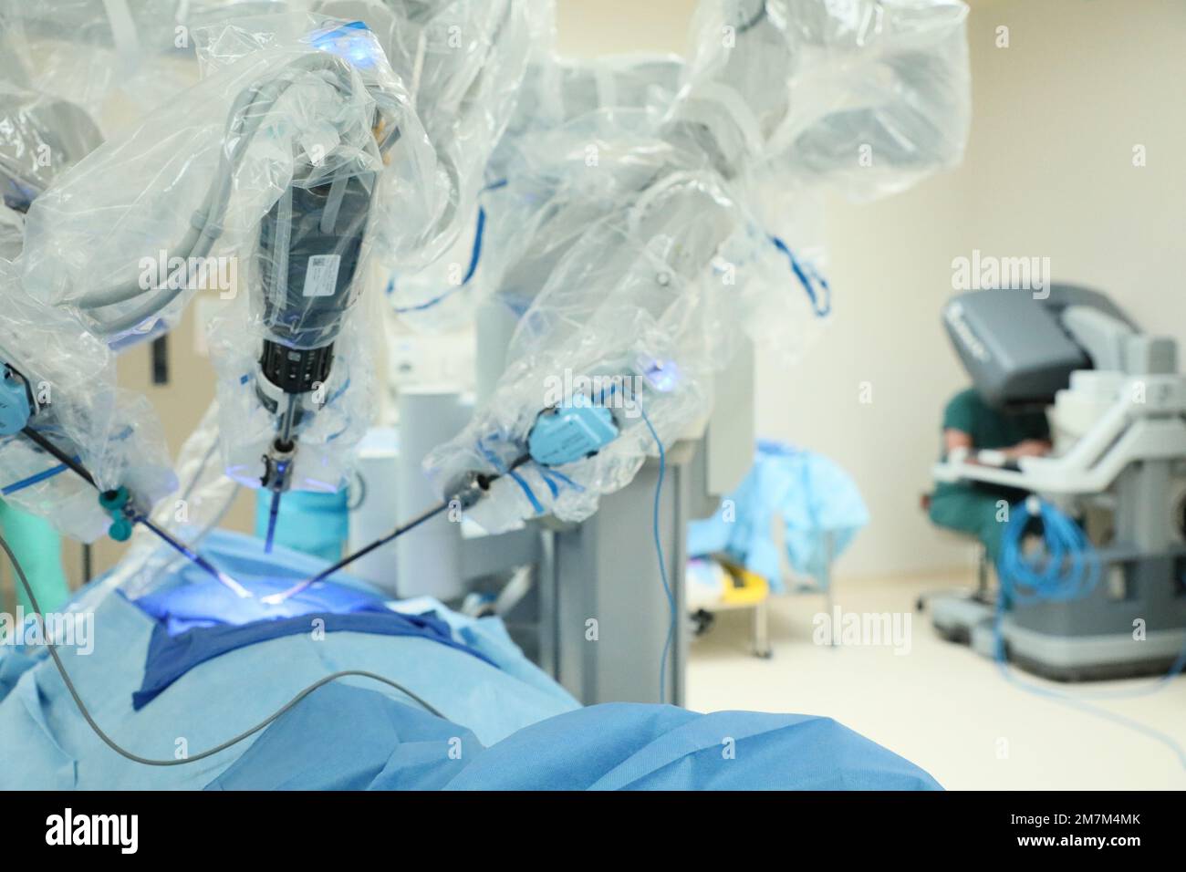 The da Vinci system translates the surgeon's hand gestures at the ...