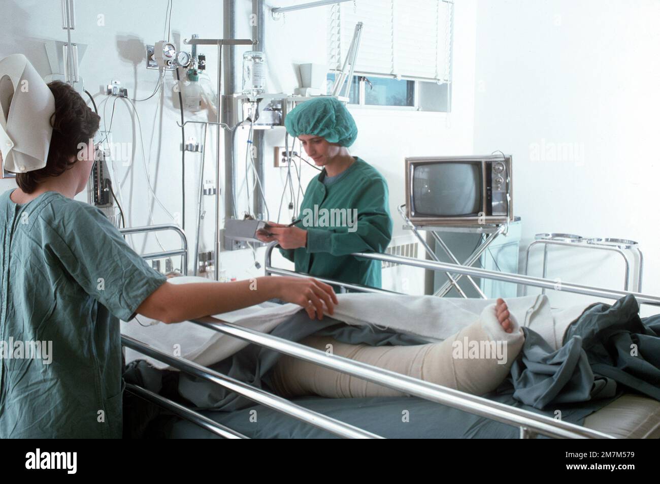 U.S. Army nurses examine a patient. Country: Unknown Stock Photo - Alamy