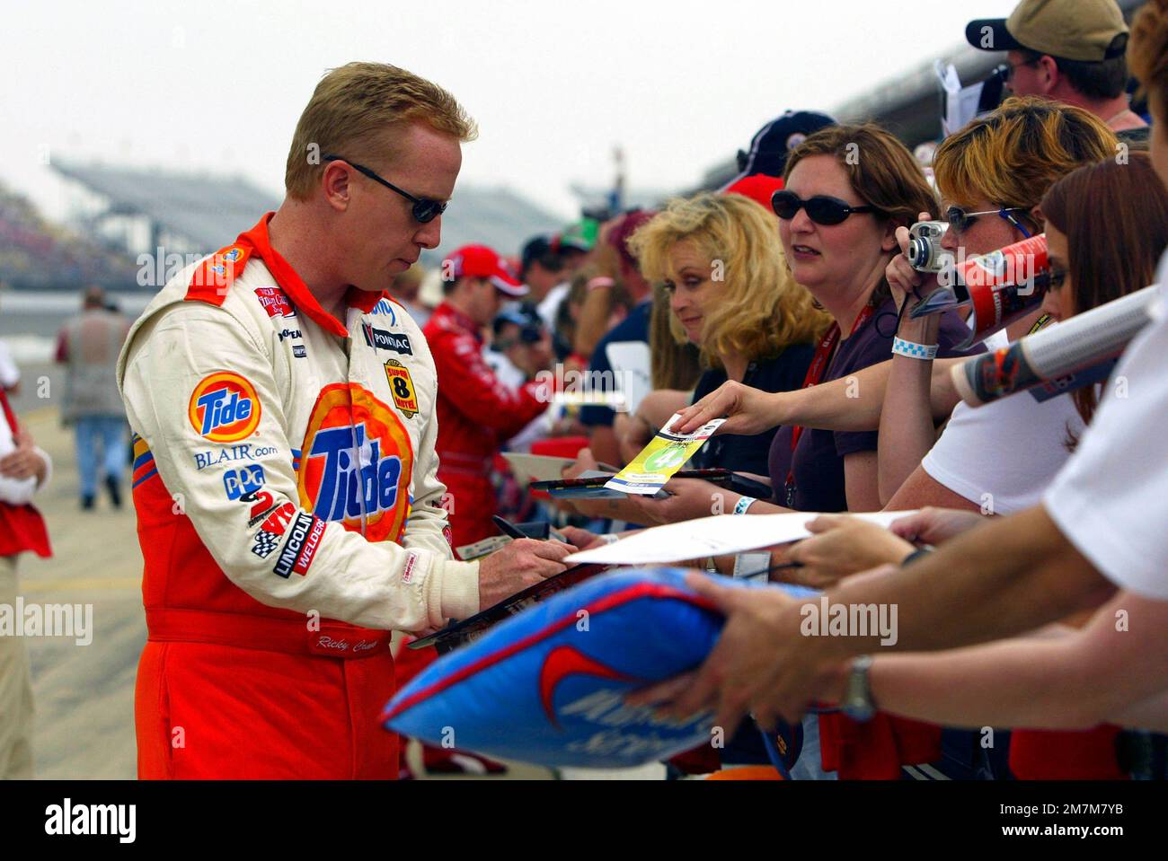 Brooklyn, Michigan, USA. 14th June, 2003. Ricky Craven takes time out ...