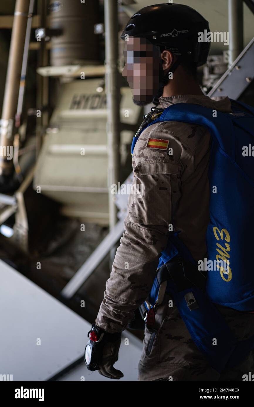 A member of the El Escuadrón de Zapadores Paracaidistas (Spanish ...