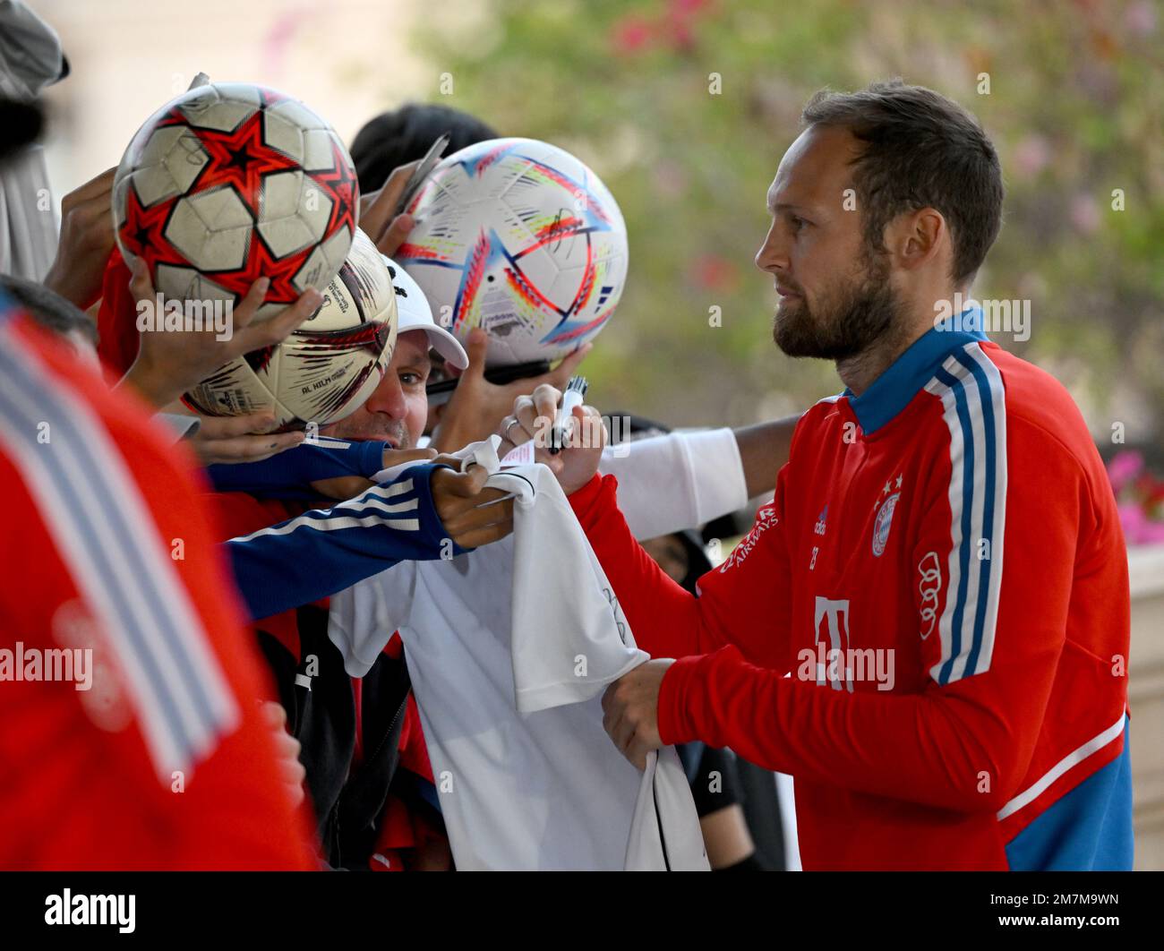 Doha, Qatar. 10th Jan, 2023. Daley Blind of FC Bayern München signs ...