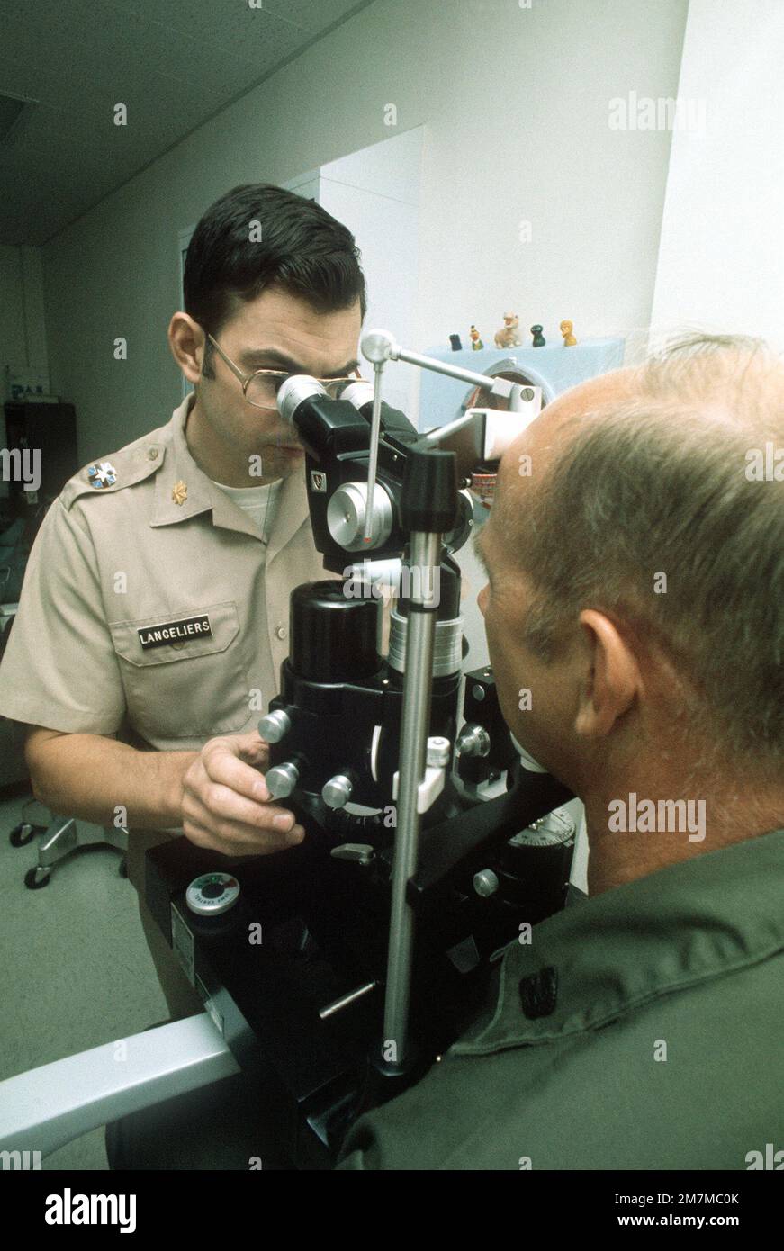 Army medical examination hi-res stock photography and images - Alamy