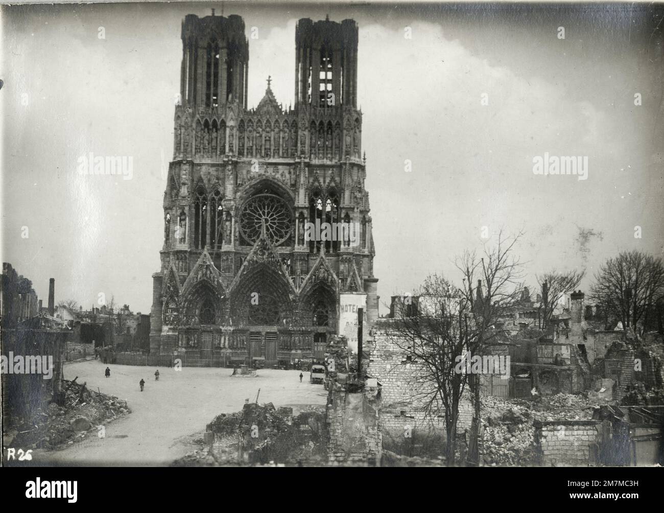 WW1 World War I photo - ruins, Reims cathedral Stock Photo - Alamy