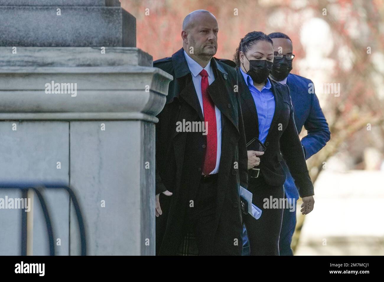 Betsy Segui, center, and Luis Rivera, right, enter the courthouse in ...