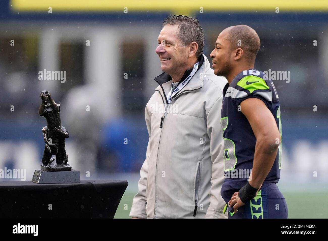 NFL Hall of Famer Steve Largent presents the Steve Largent award to ...