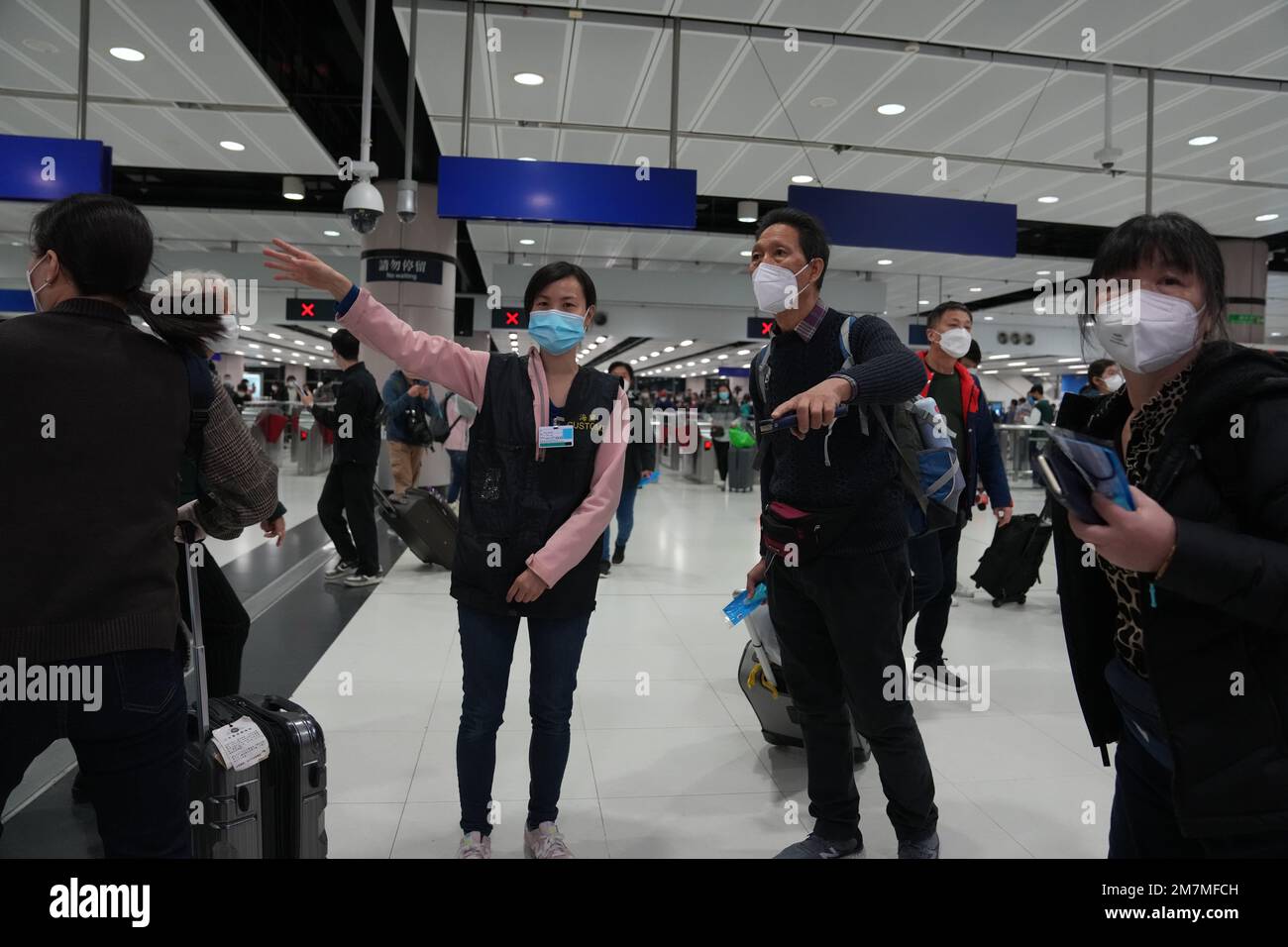The first batch of cross-boundary passengers cross the Lok Ma Chau Spur ...