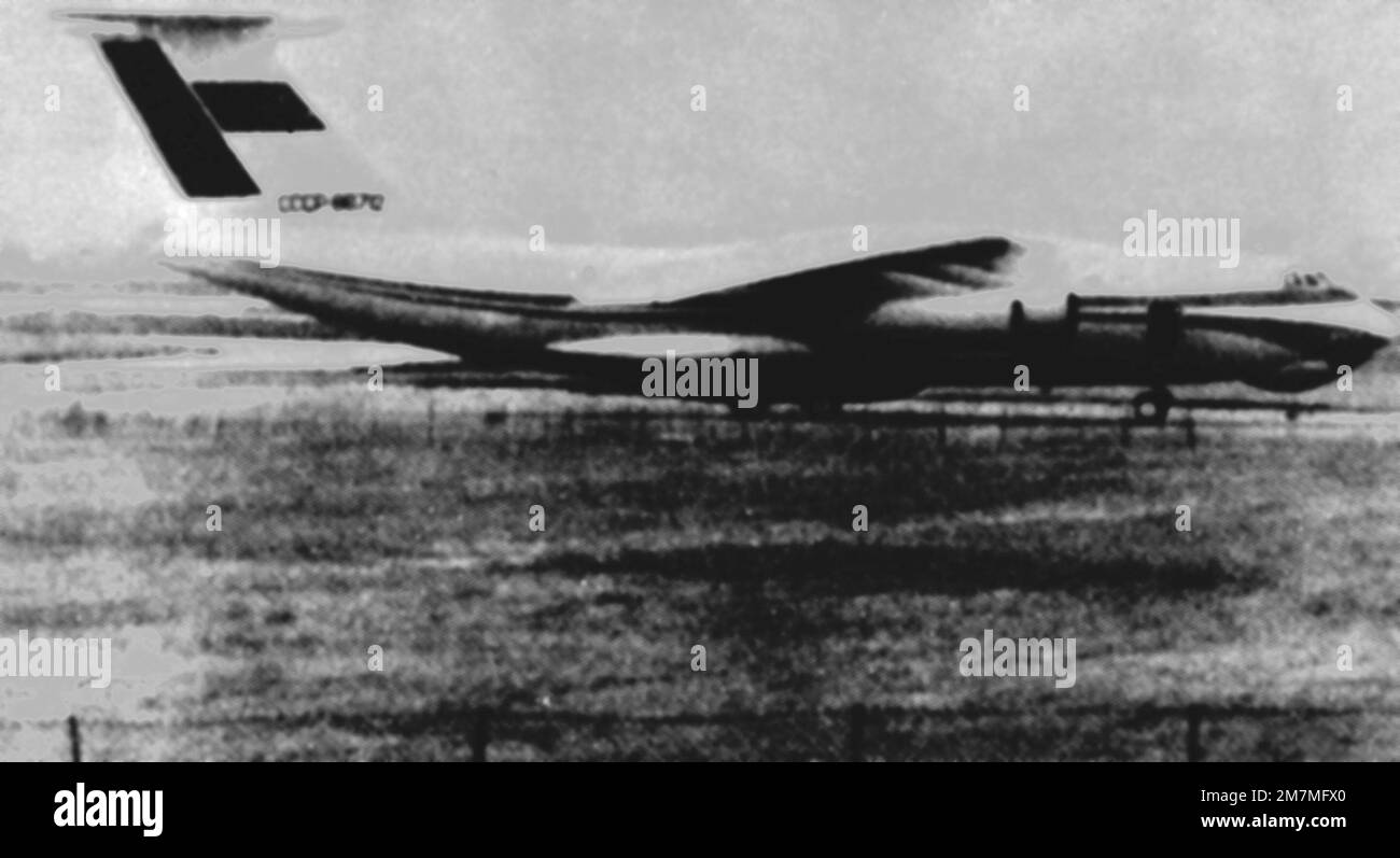 A right side view of a Soviet II-76T Candid heavy transport aircraft on ...