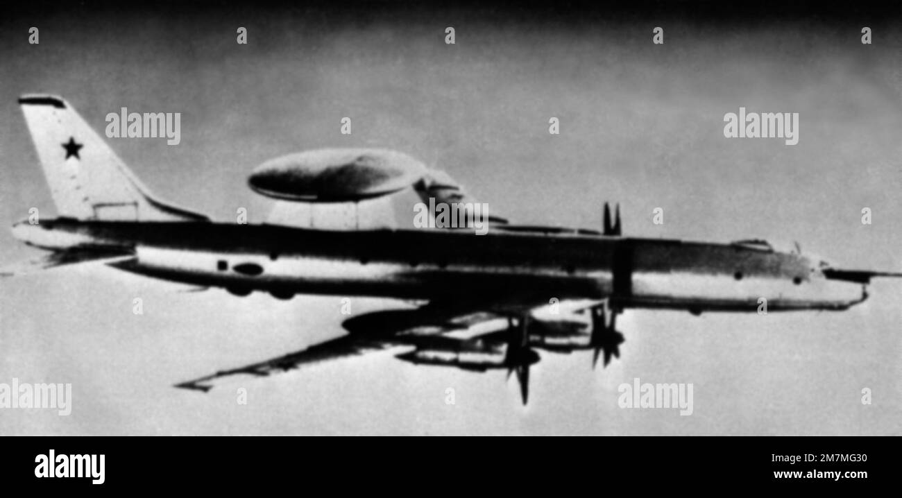A right side view of a Soviet Tu-126 Moss airborne early warning (AEW ...