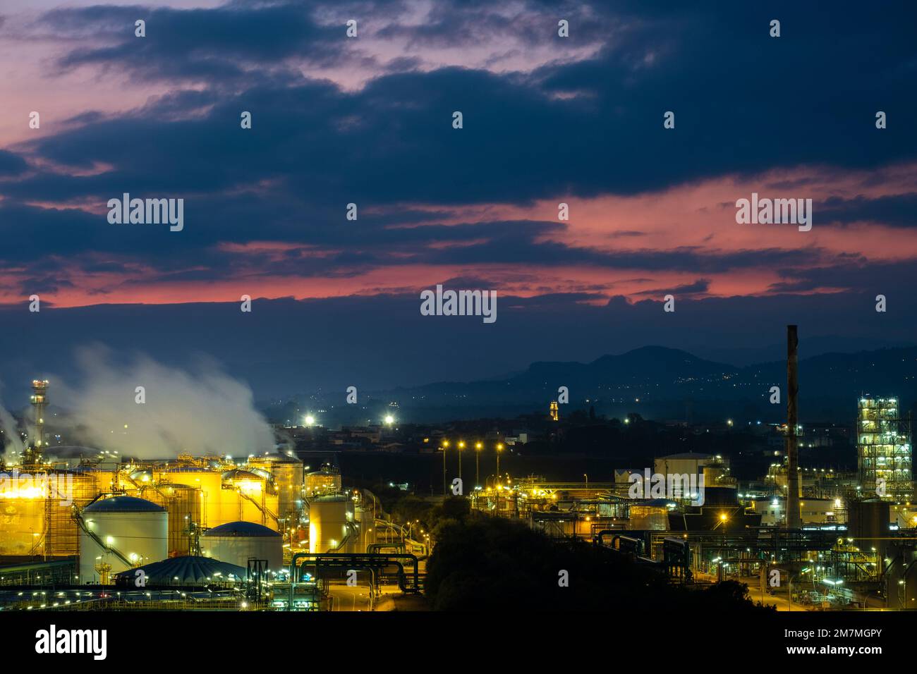 Piping in oil gas refinery hi-res stock photography and images - Alamy