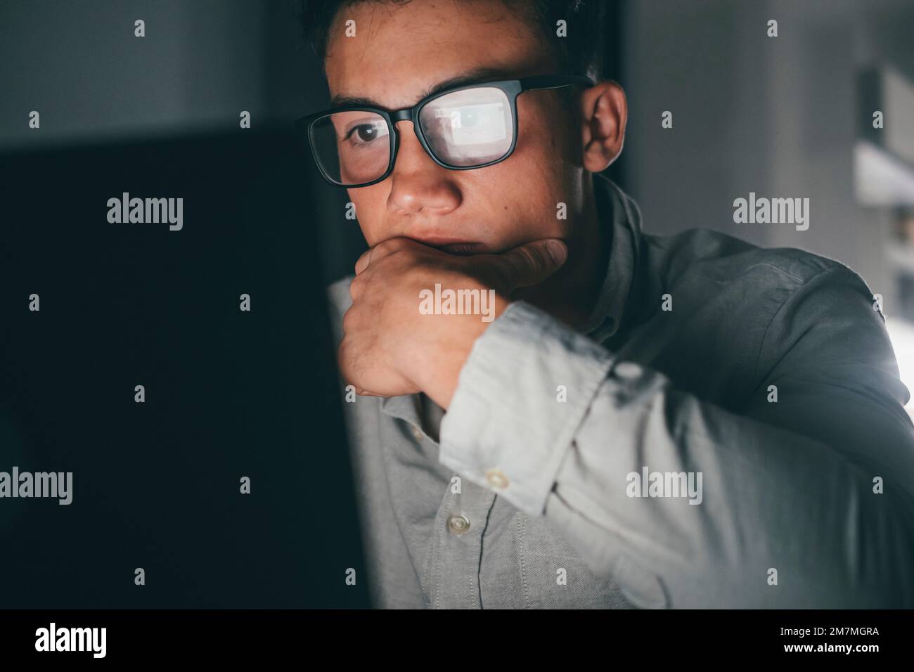 Face reflection on screen hi-res stock photography and images - Alamy