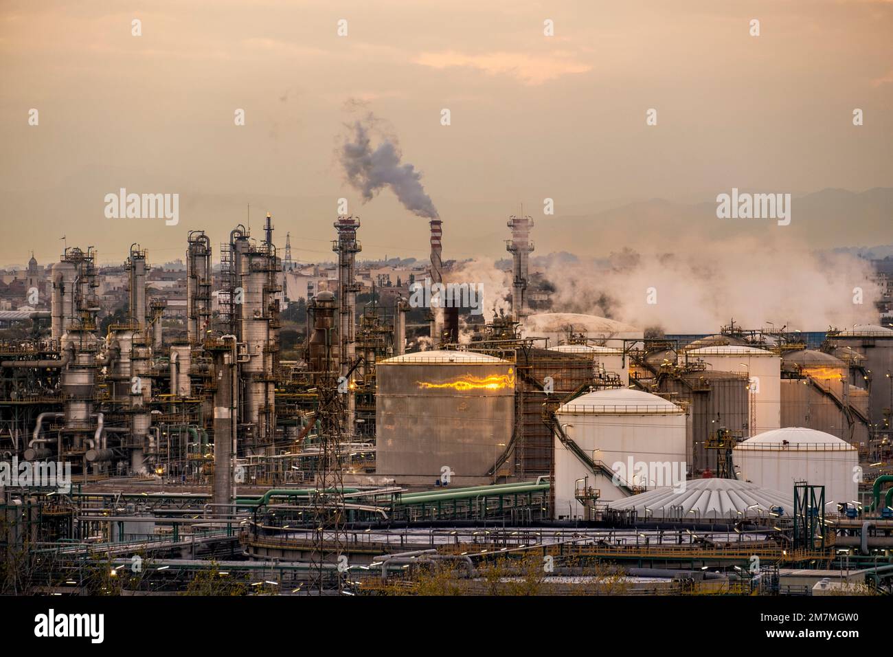 Oil and gas refinery area hi-res stock photography and images - Alamy