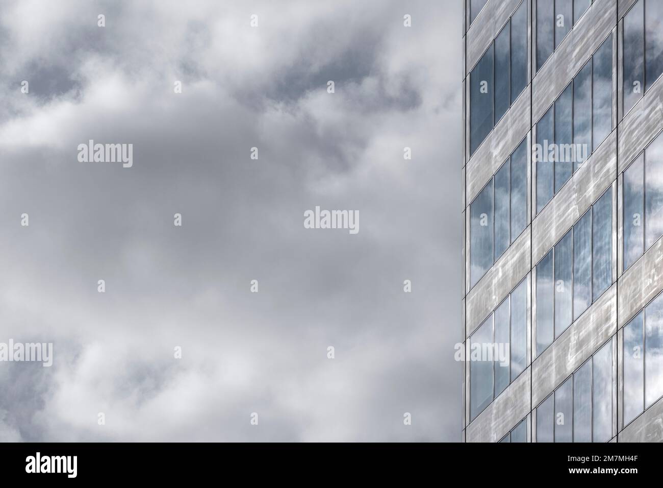 Reflections in mirrored facade in a modern building Stock Photo - Alamy