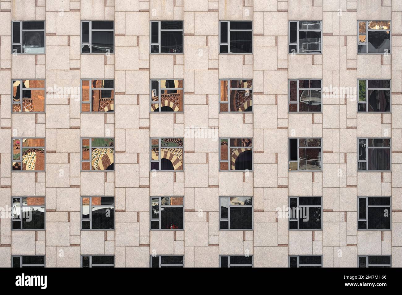 Mirrored facade hi-res stock photography and images - Alamy
