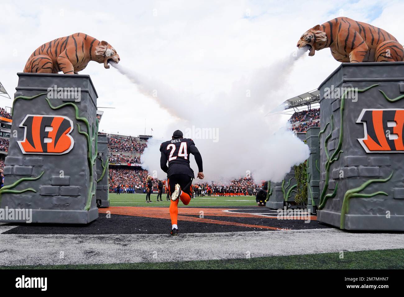 Cincinnati Bengals safety Vonn Bell (24) enters the field prior to an ...