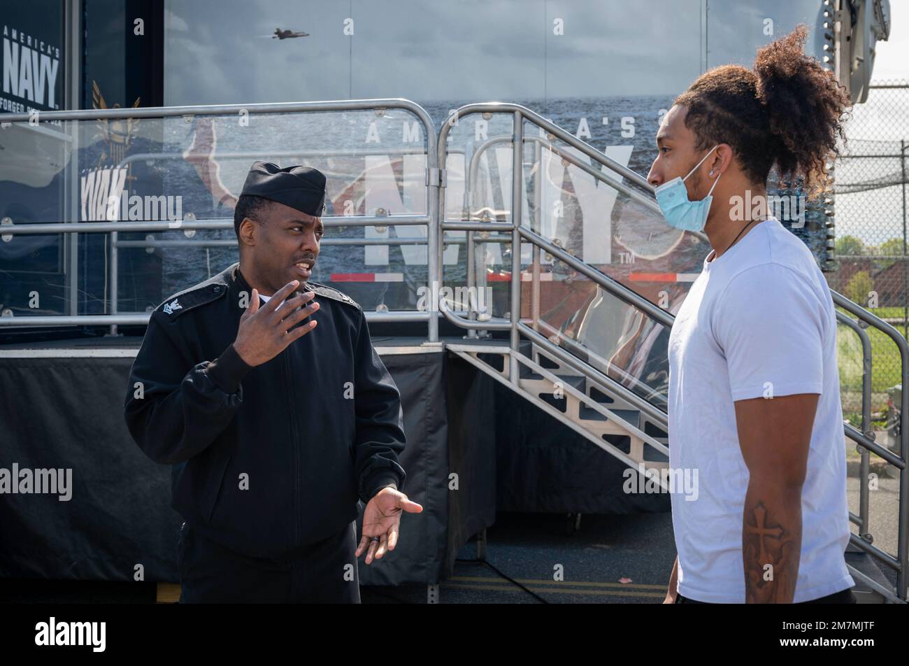 U s navy logistics specialist 2nd hi-res stock photography and images ...