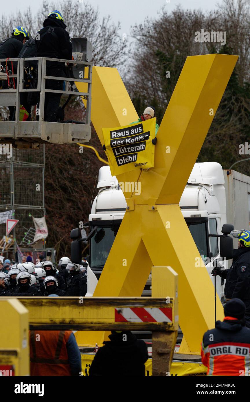 Erkelenz, Germany. 10th Jan, 2023. Police officers take an activist ...