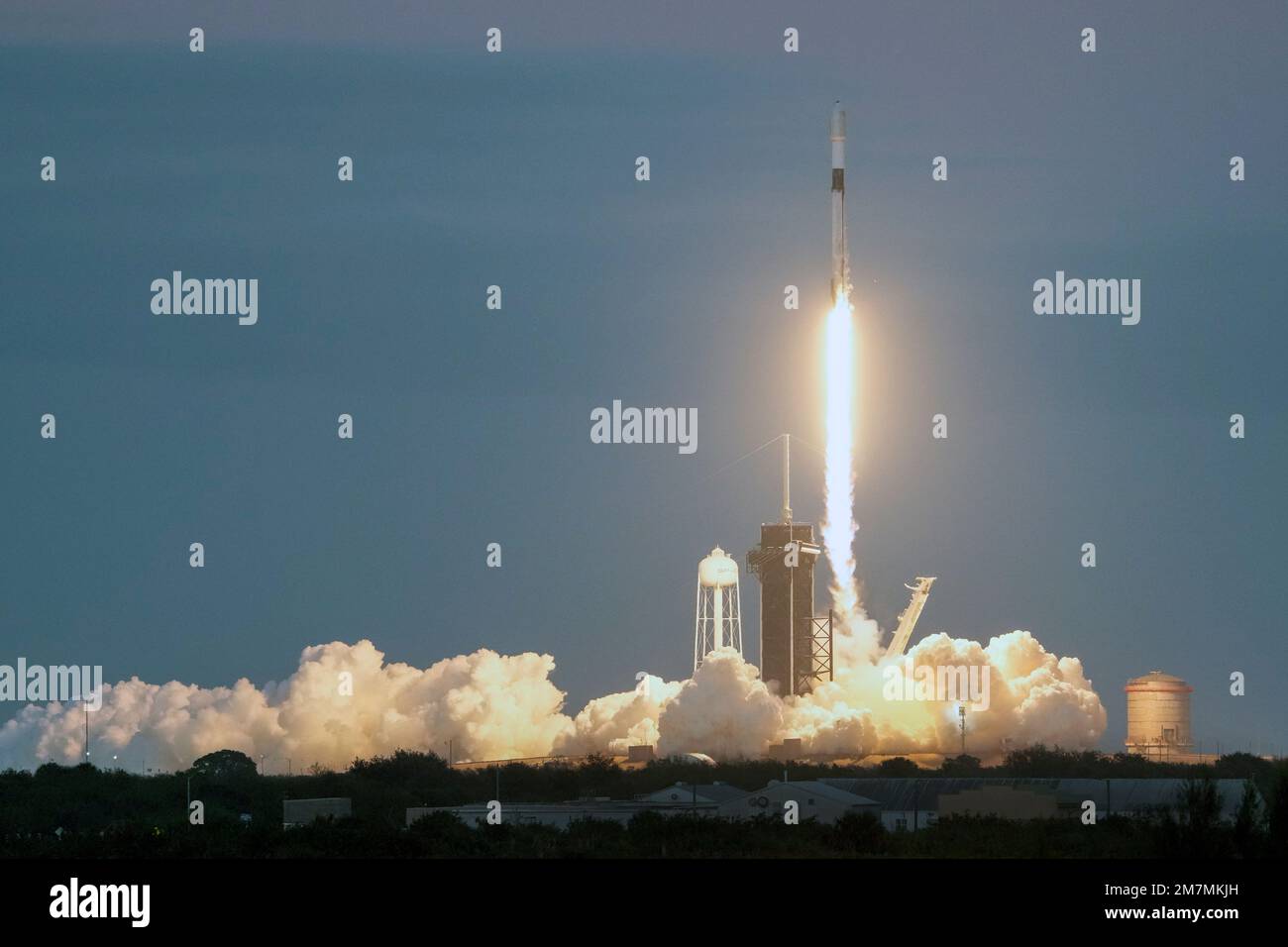 A SpaceX Falcon 9 rocket, with a payload of 40 satellites for OneWeb ...