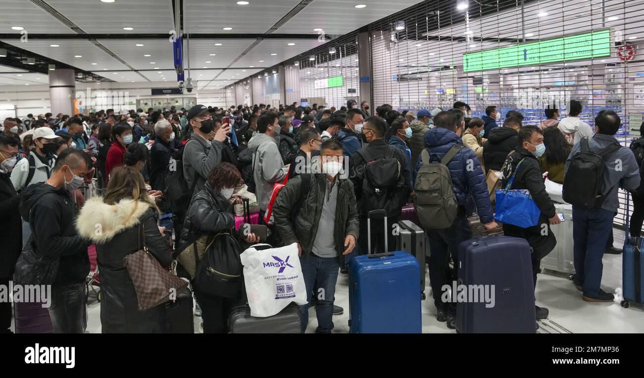 The first batch of cross-boundary passengers cross the Lok Ma Chau Spur ...