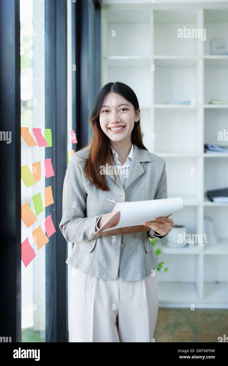 Portrait account sheet magnifying hi-res stock photography and images ...