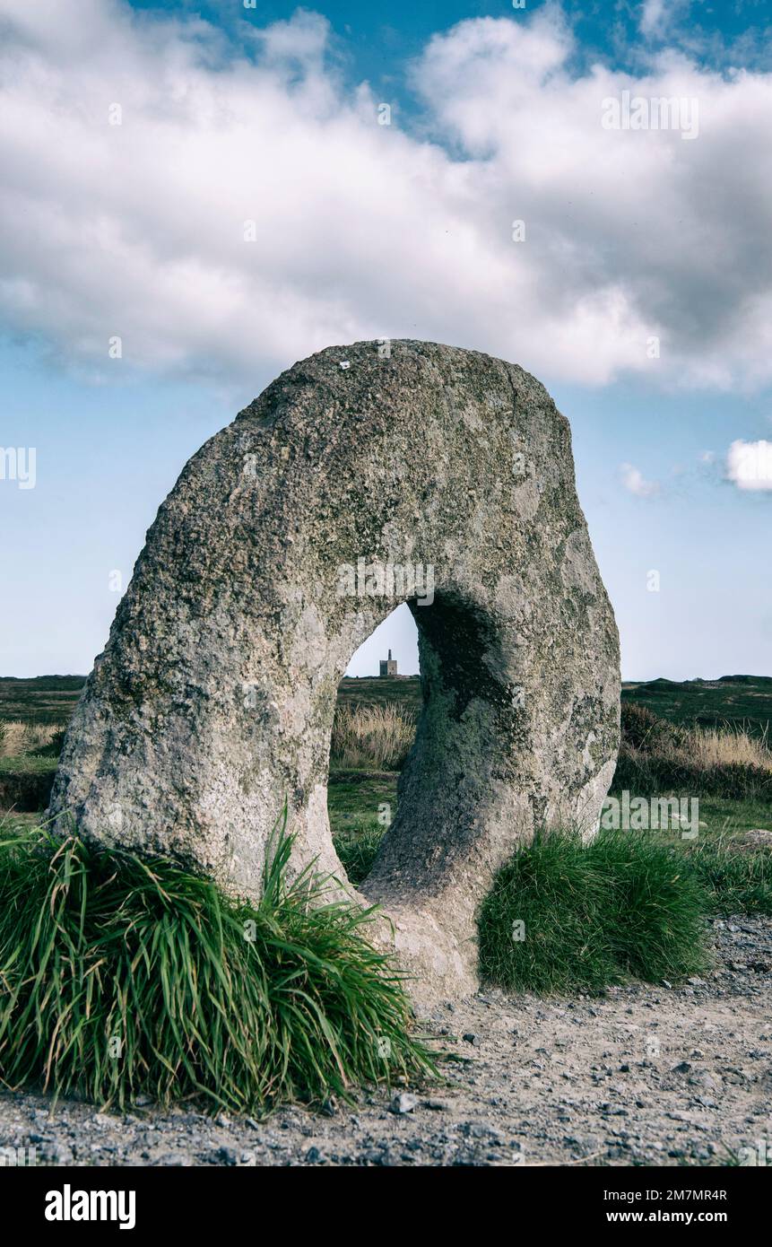 Mên-an-Tol standing stone with engine house for tin mine seen through ...