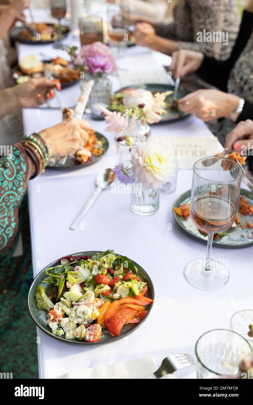 Long table eating outside hi-res stock photography and images - Alamy