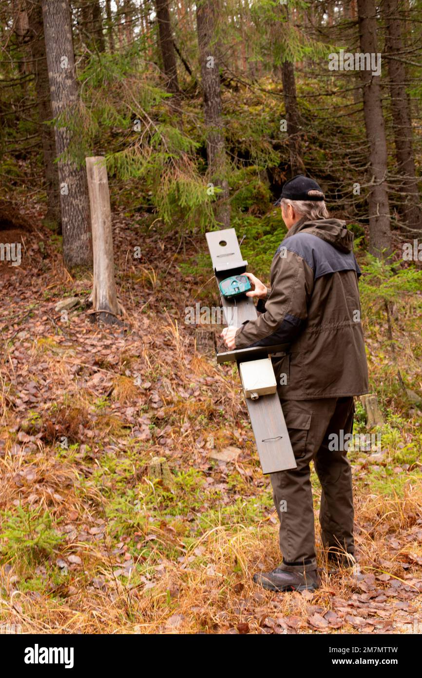 Wildlife camera man hi-res stock photography and images - Alamy
