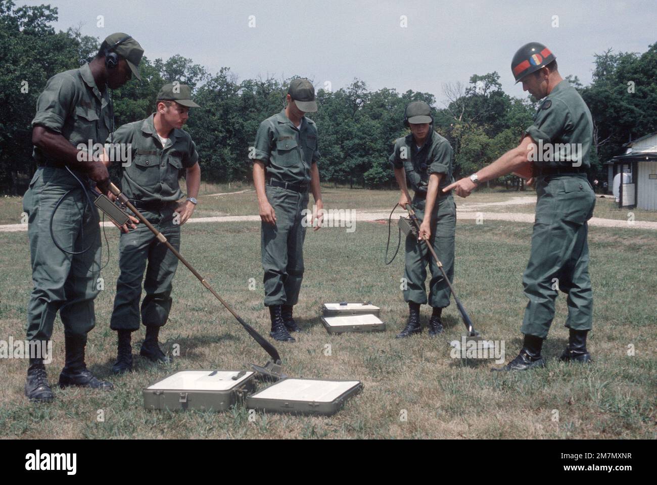 US Army recruits learn how to operate the AN/PRS-8 mine detector ...