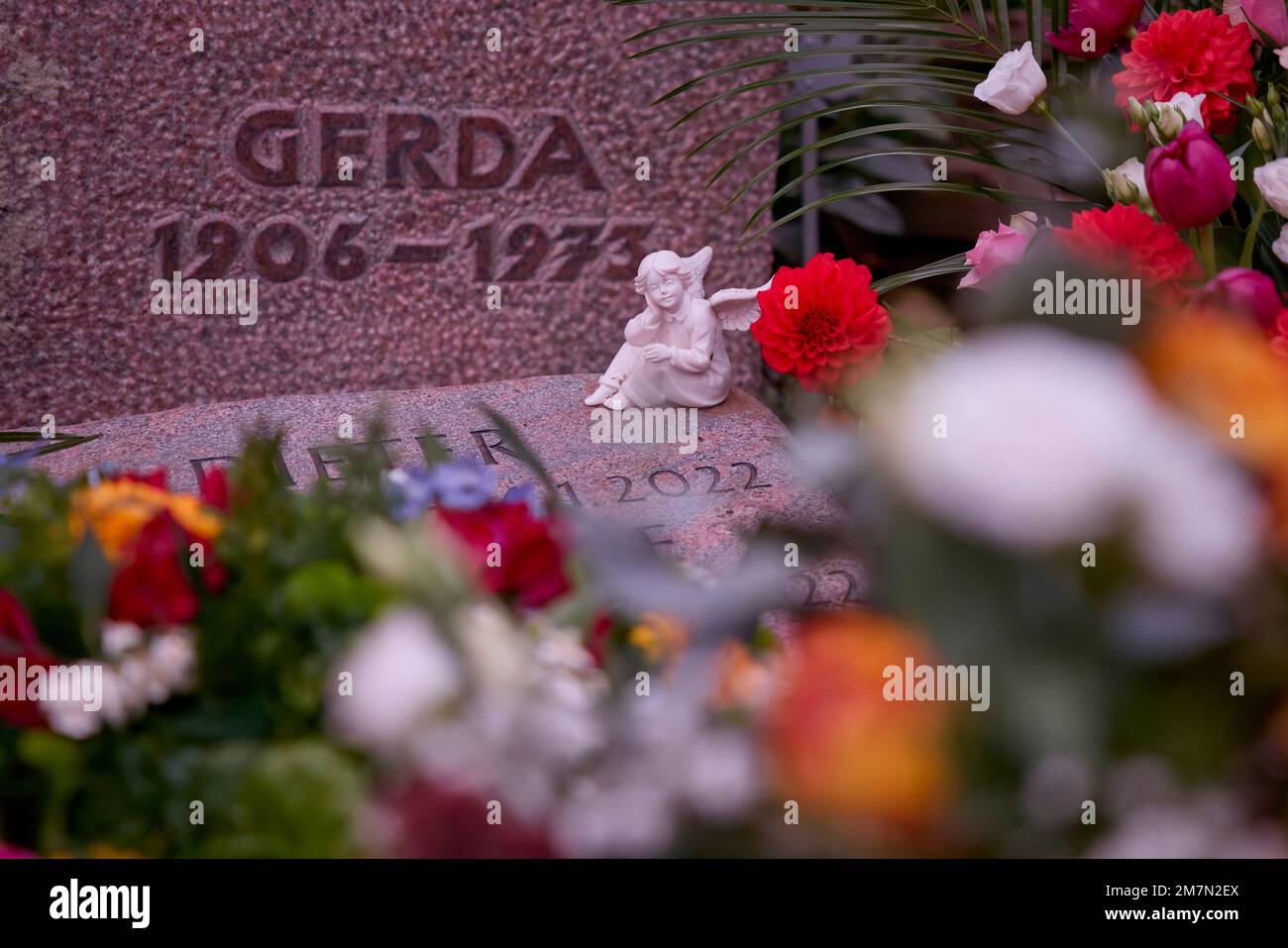 Grave, Decorated, Figure, Angel Stock Photo - Alamy