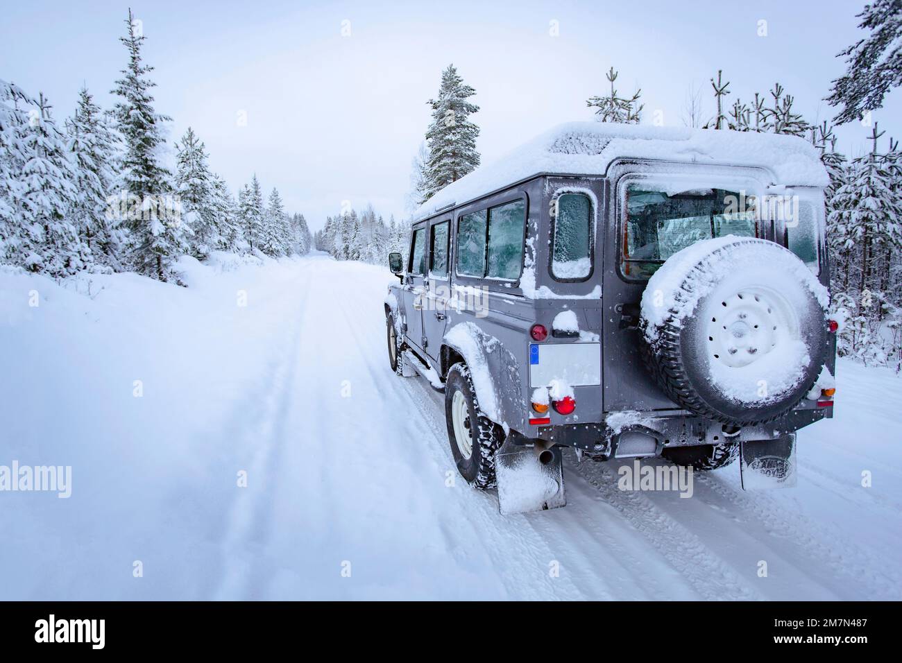 Car road snow landrover 4x4 hi-res stock photography and images - Alamy