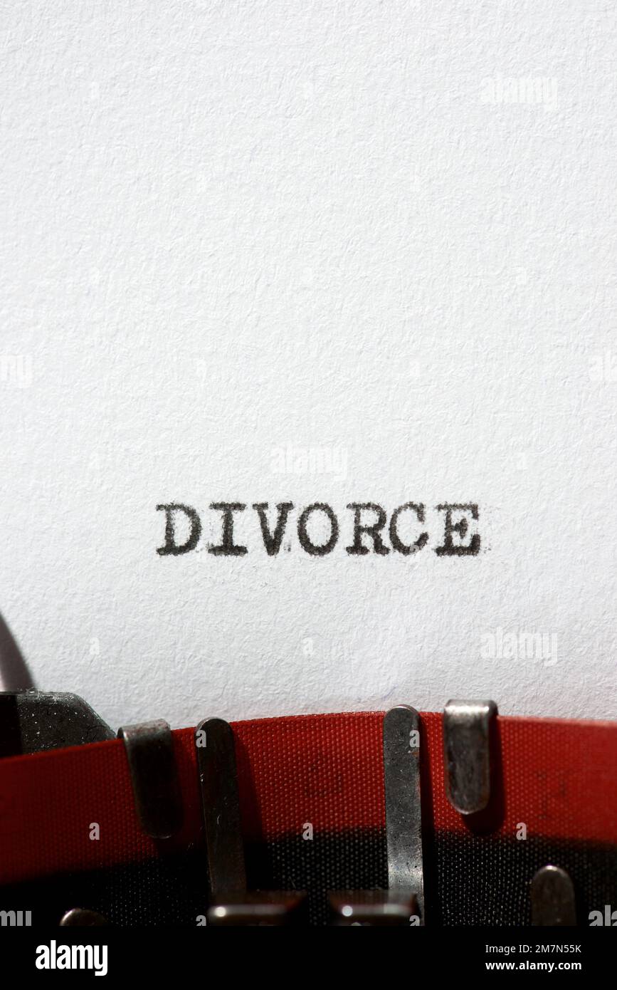 Divorce word written with a typewriter Stock Photo - Alamy