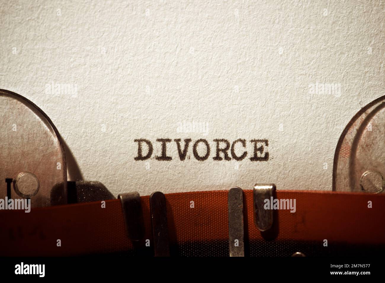 Divorce word written with a typewriter Stock Photo - Alamy