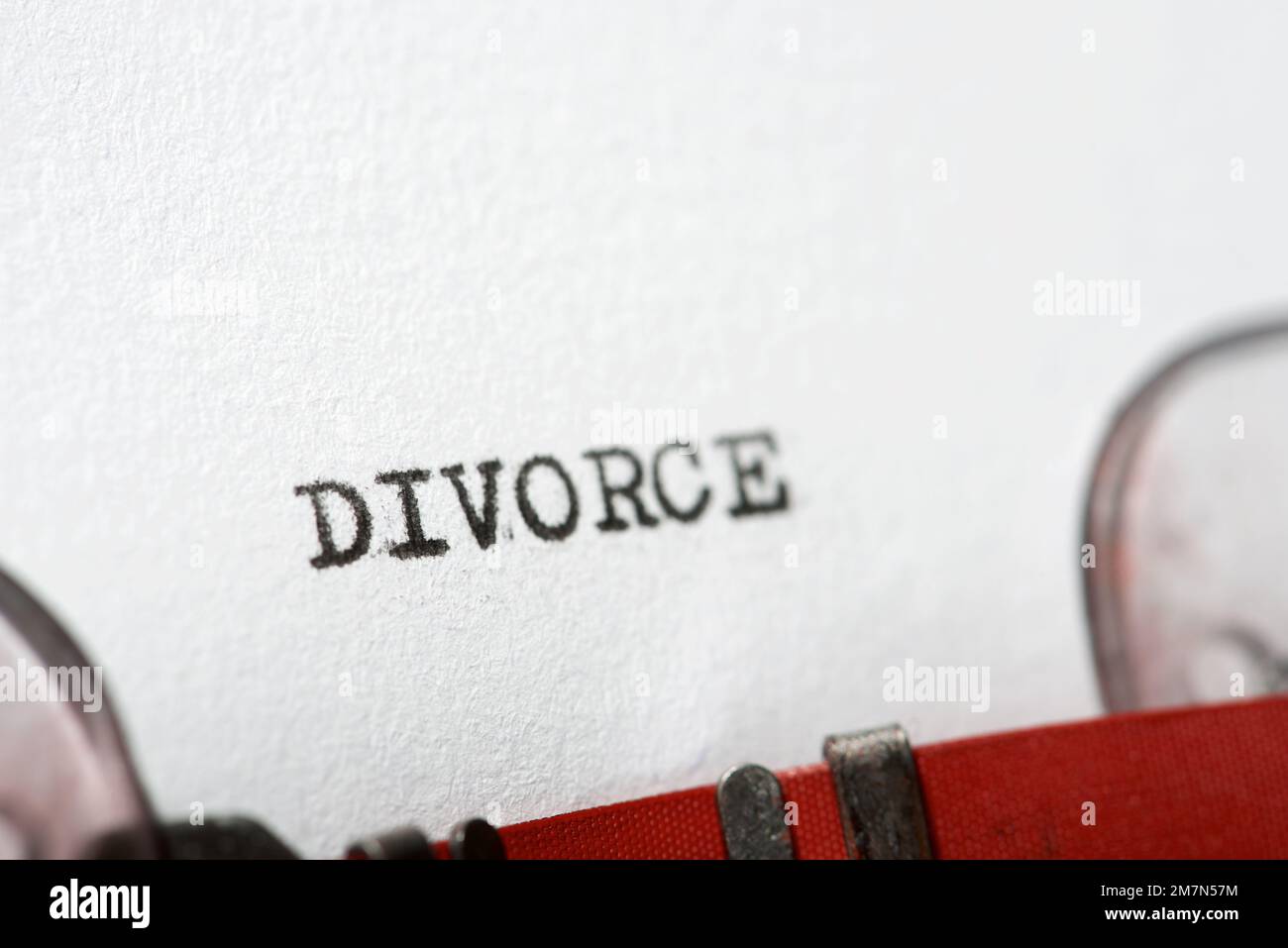 Divorce word written with a typewriter Stock Photo - Alamy