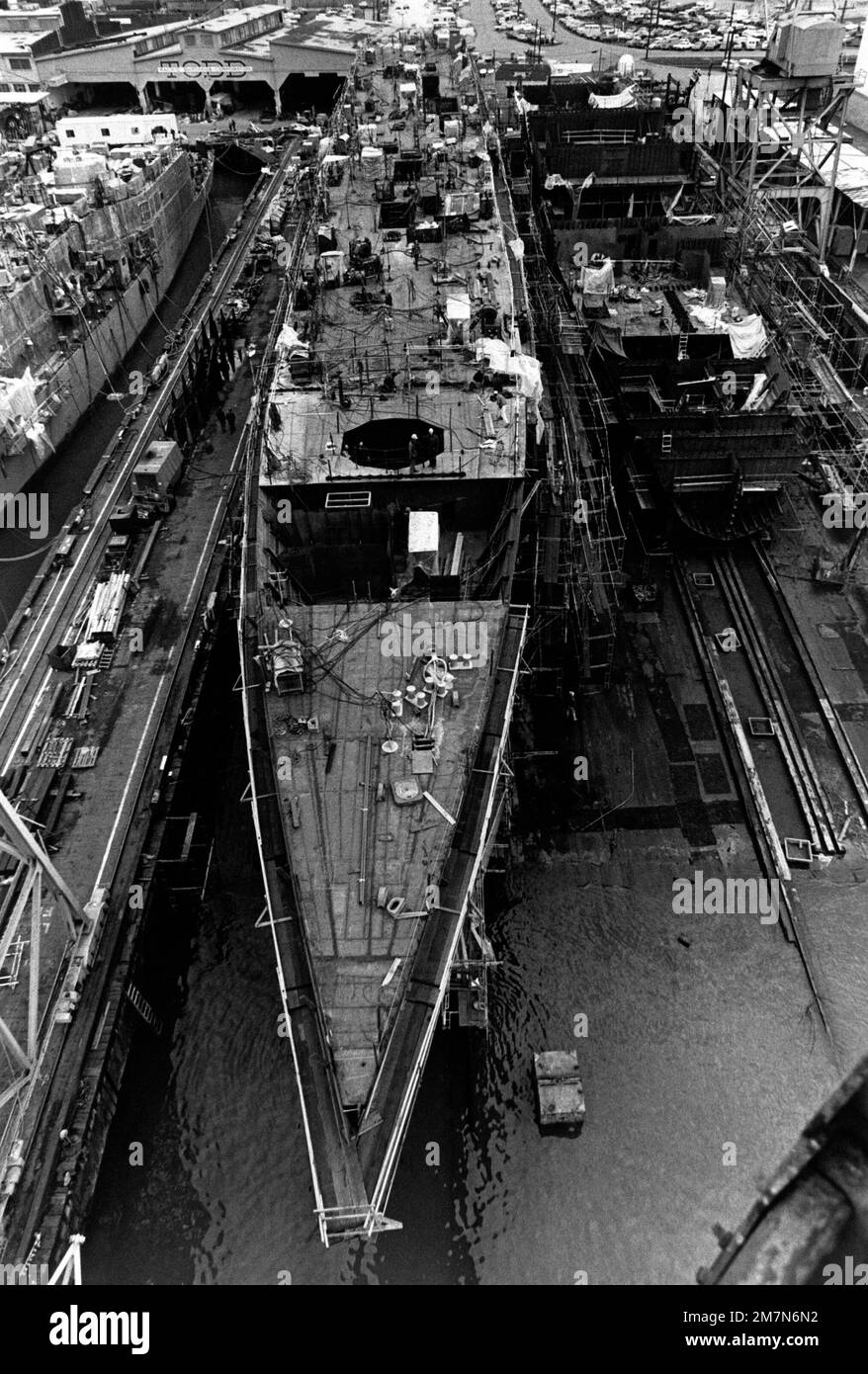 A bow view of the guided missile frigate USS ANTRIM (FFG 20) at 20 ...