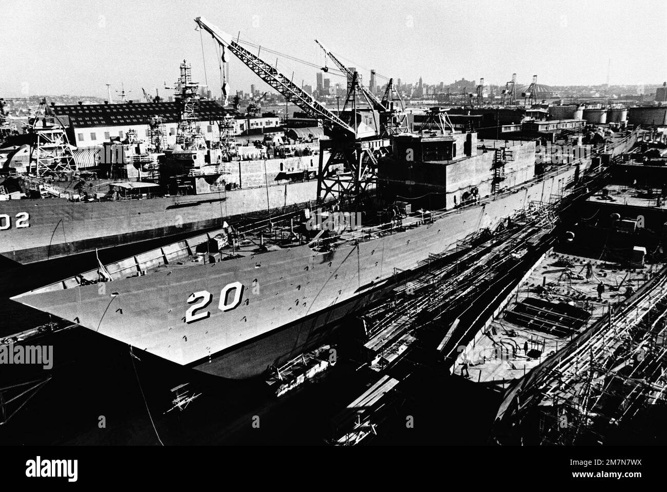 Port bow view of the guided missile frigate ANTRIM (FFG-20) as it ...