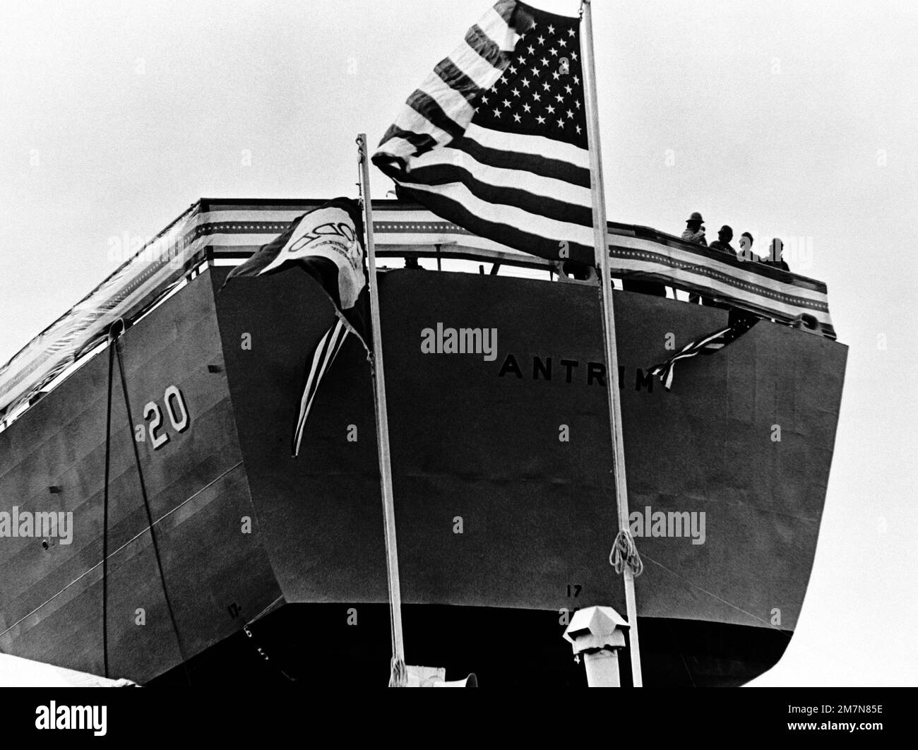 A view of the stern of the guided missile frigate ANTRIM (FFG-20) on ...