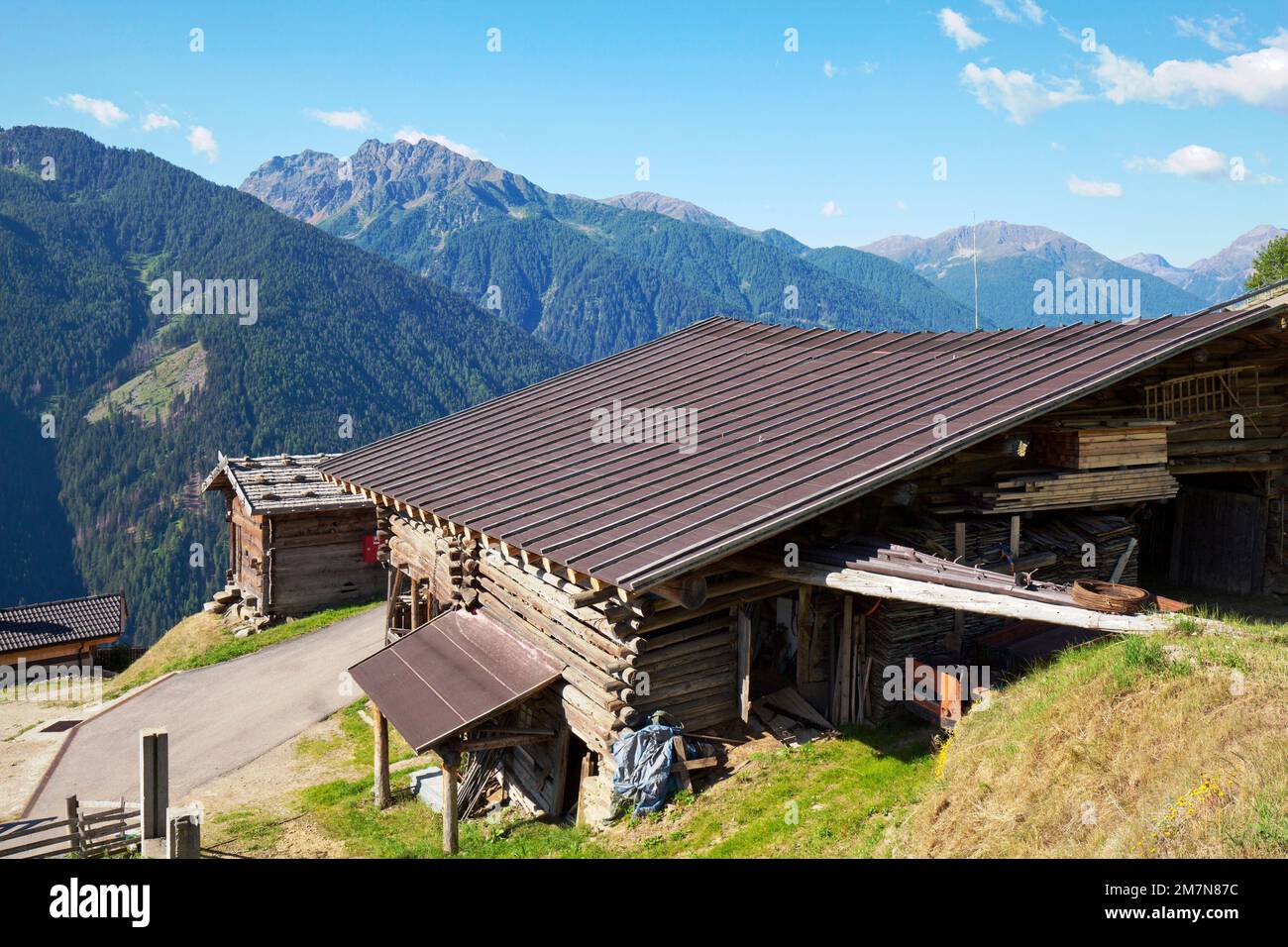 Metal roof barn hi-res stock photography and images - Alamy