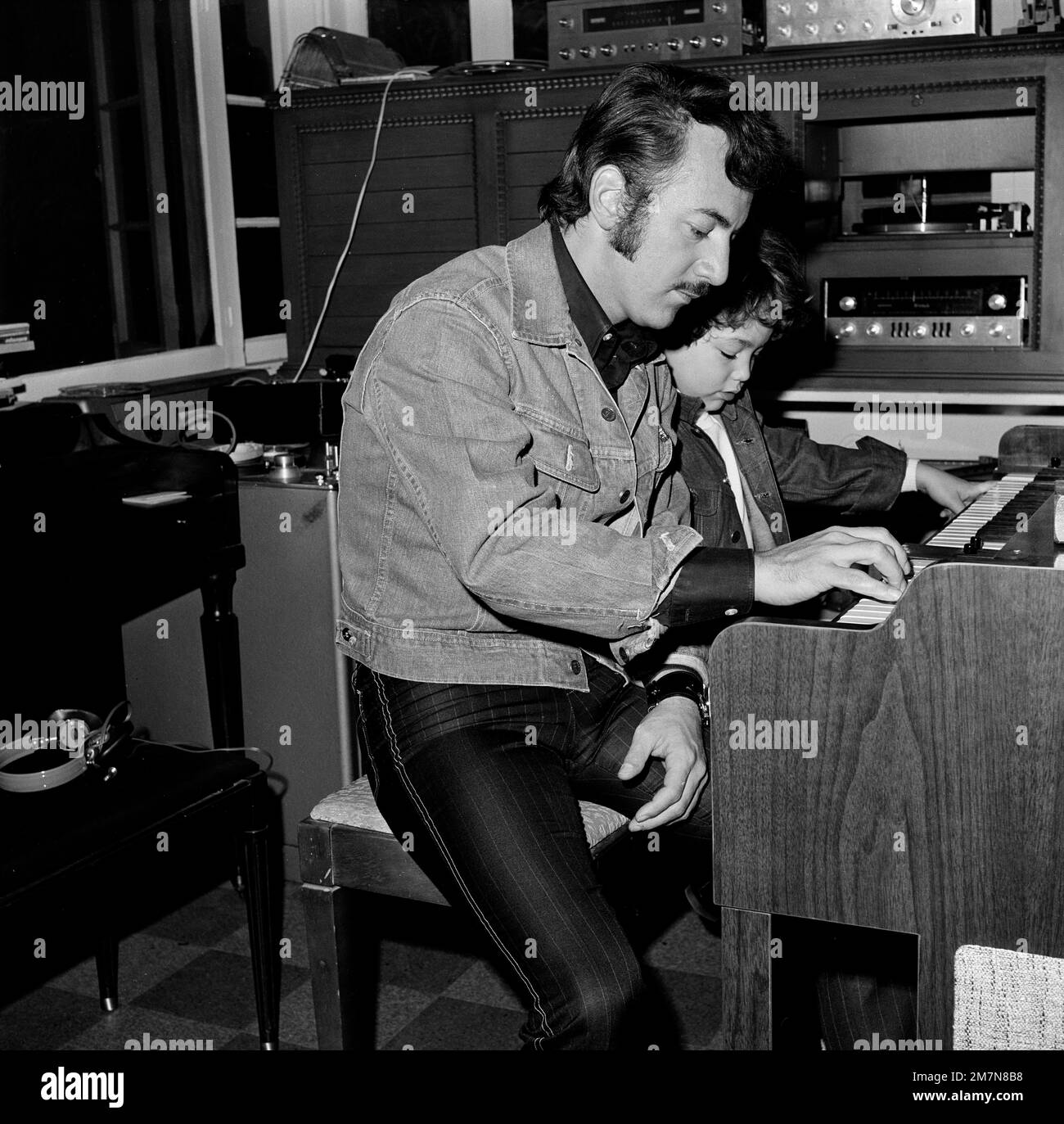 Singer Bobby Darin is shown in his Beverly Hills, Calif. home, Nov. 22 ...